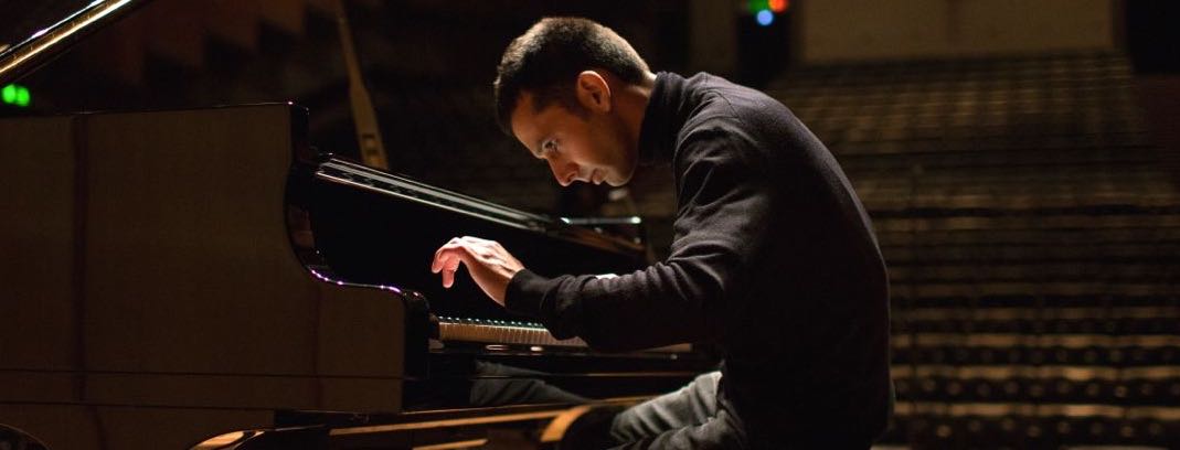 Alexander Soares :: Pianist